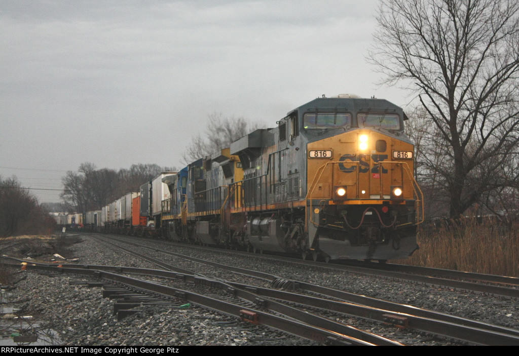CSX 816 and train Q033